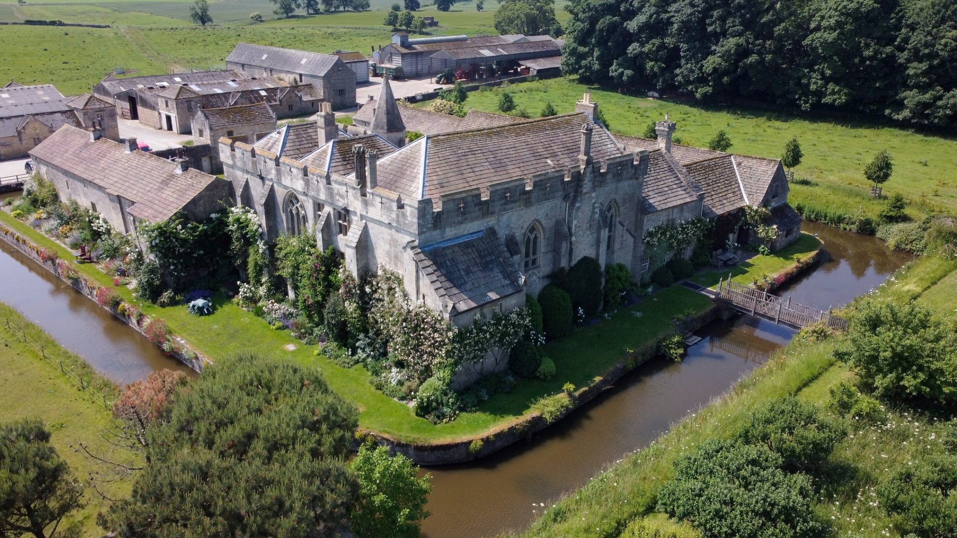 Markenfield Hall Wedding Venue | Prices & Costs | Bridebook